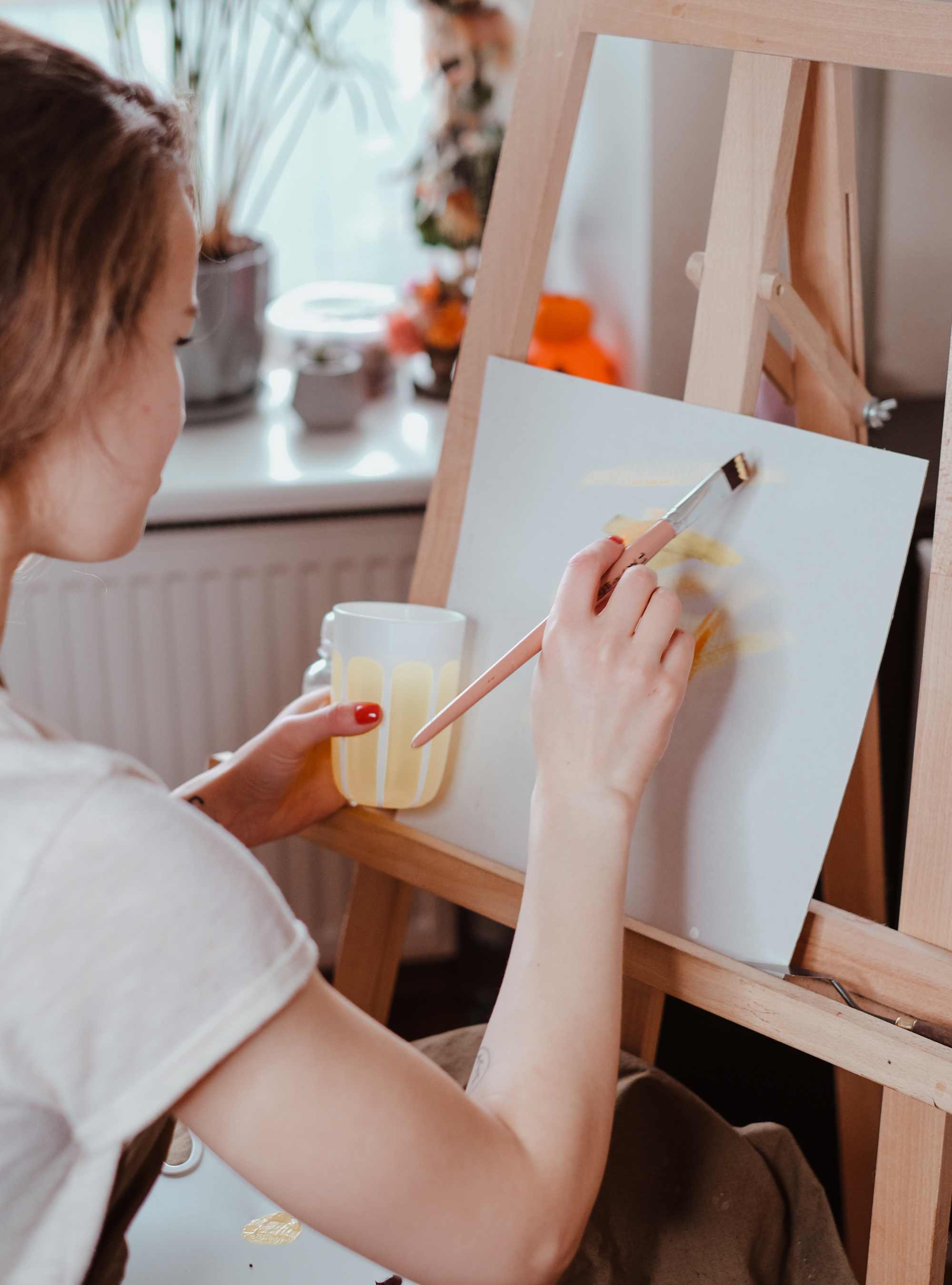 Painting on an Easel & Why it's Important for Your Artwork - Artsydee ...